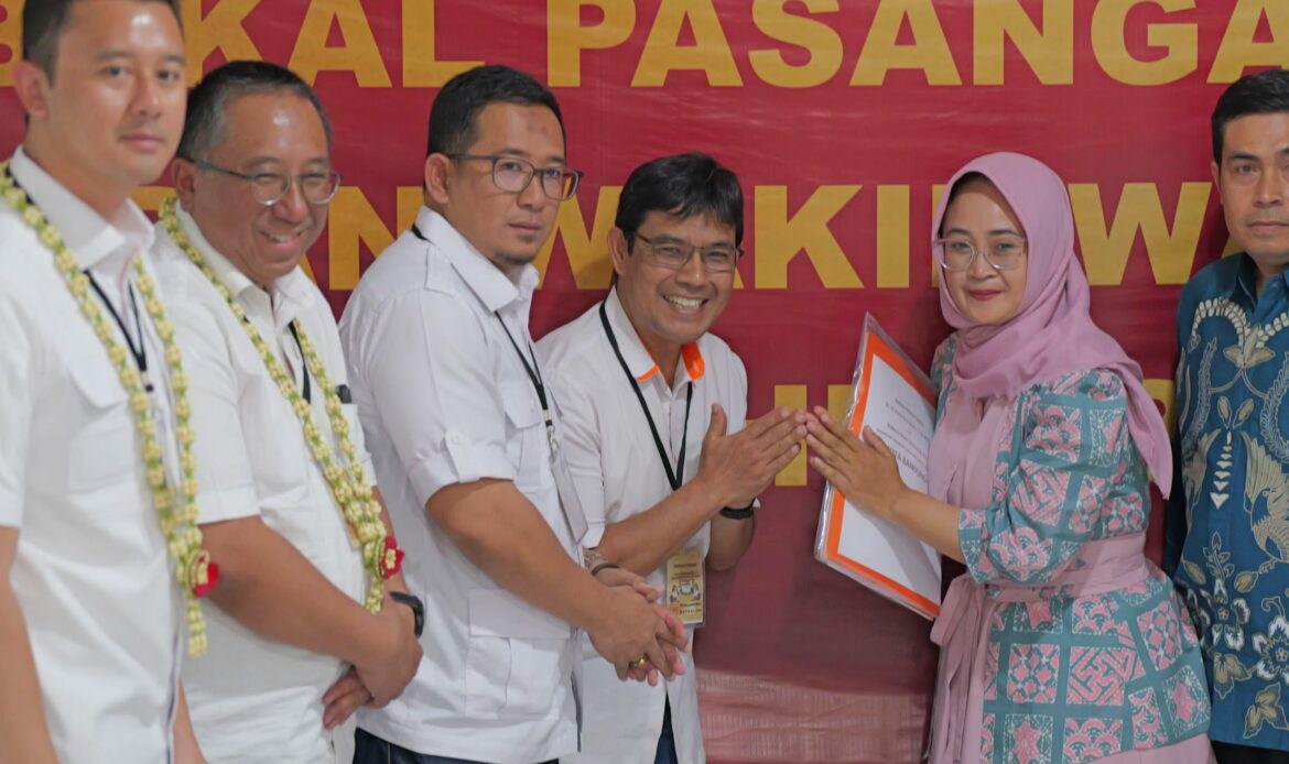 Haru-Dhani Jadi Pasangan Pertama yang Resmi Mendaftar di KPU - Kang Haru